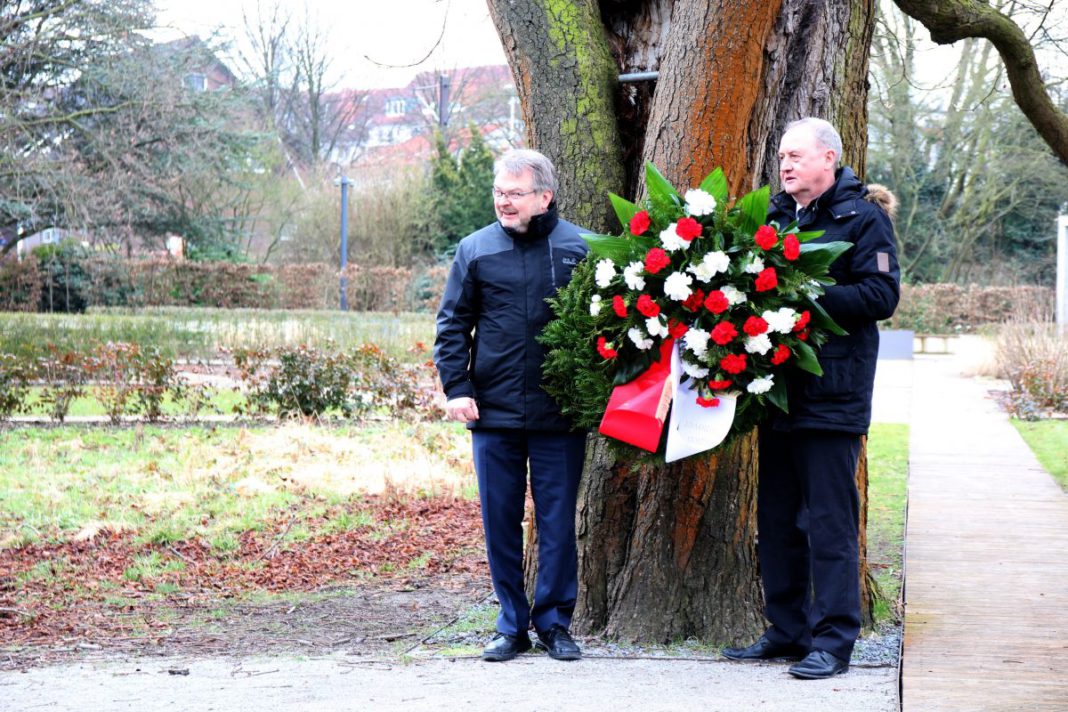 Gemeinsame Kranzniederlegung in der Gedenkstätte Ahlem - Hannover City News